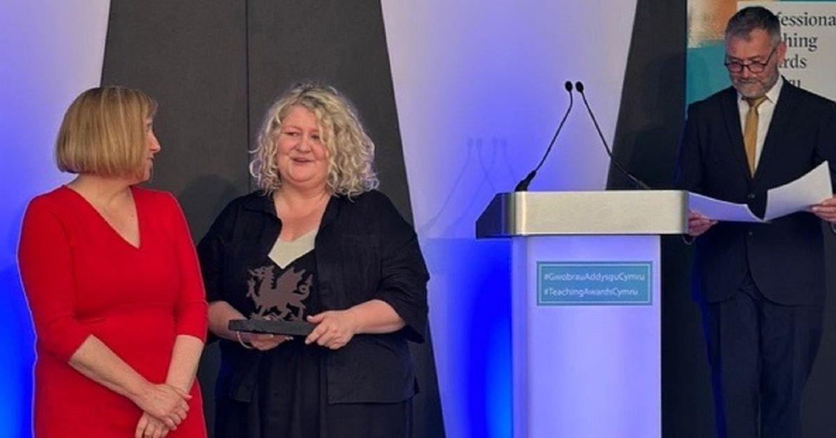 Childcare lecturer wins national ‘best teacher’ award | GCS